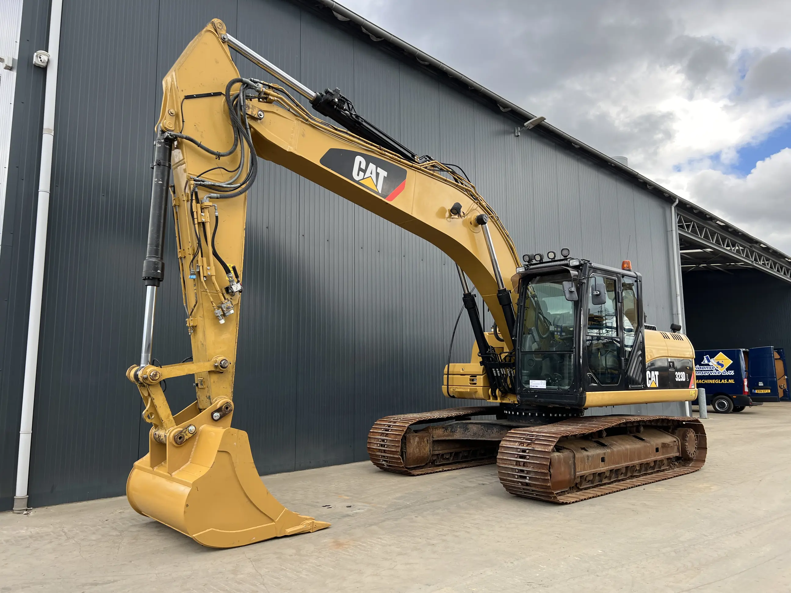 CATERPILLAR 323D L Smitma